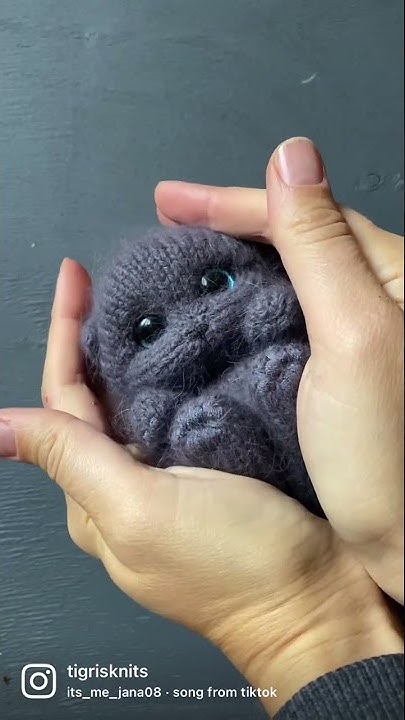 Котёнок по описанию Клэр Гарланд (пух норки в 2 нити спицами 2.5) - YouTube