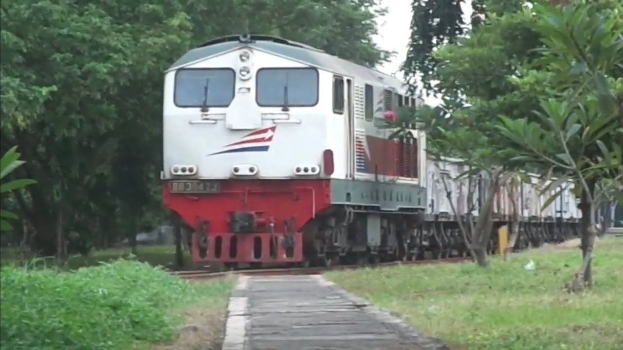 BB 304 23R Lokomotif Hidraulik Langsiran Gerbong Menuju Balai Yasa ...