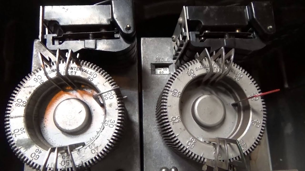 Econolite "Type F" Electromechanical Controller - YouTube