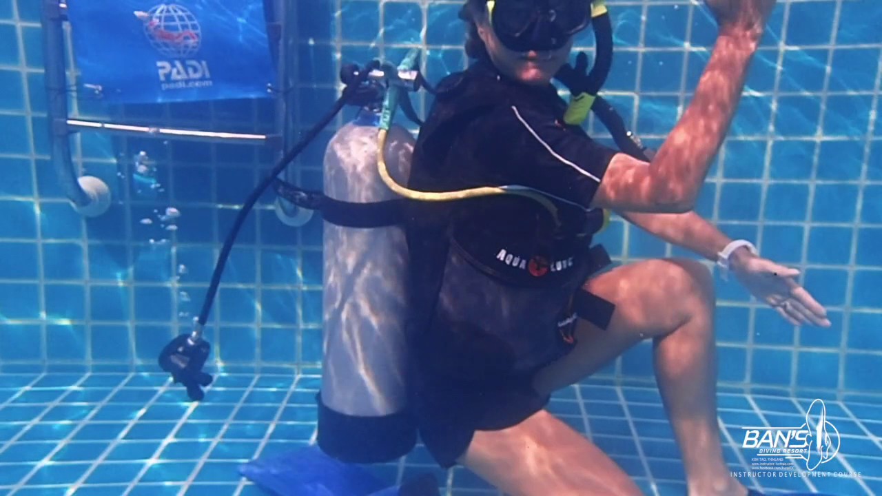 Regulator recovery - PADI Skill Circuit - Divemaster and IDC - YouTube