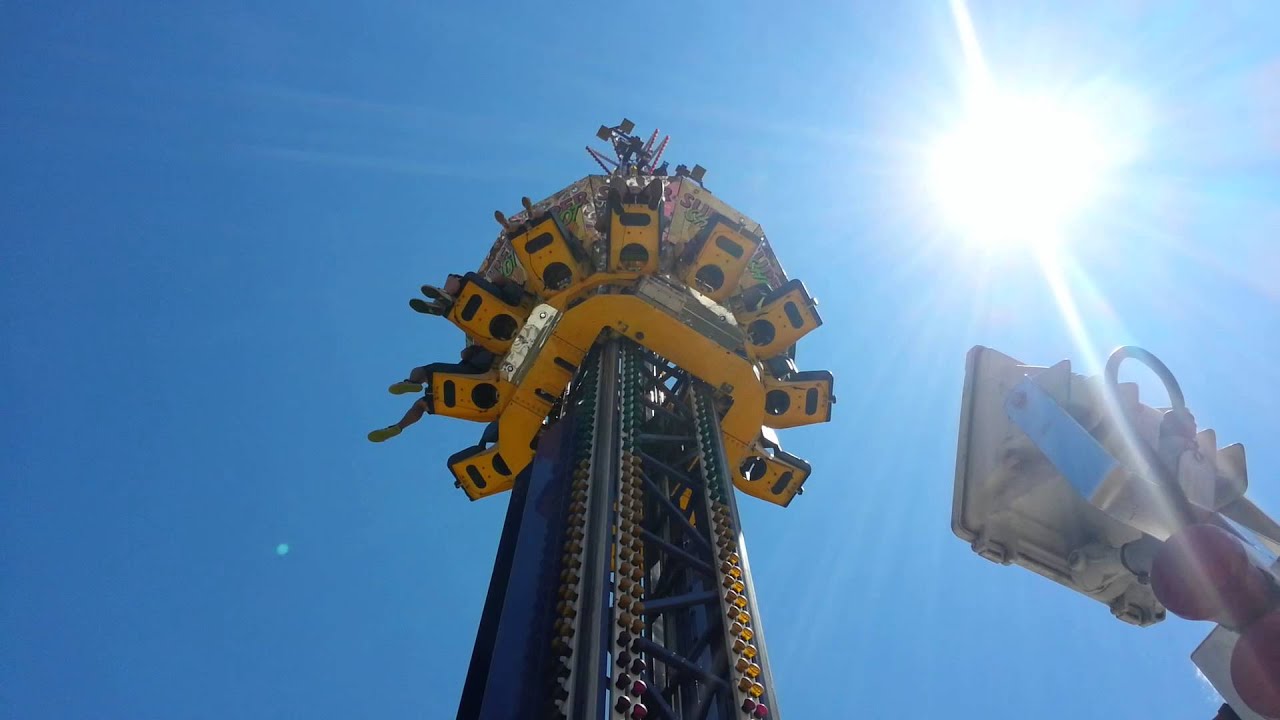Drop tower scares little girl. - YouTube