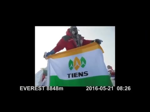 The flag of Tiens shines on Mount Everestٹائنز کا جھنڈا دنیا کی بلند ...