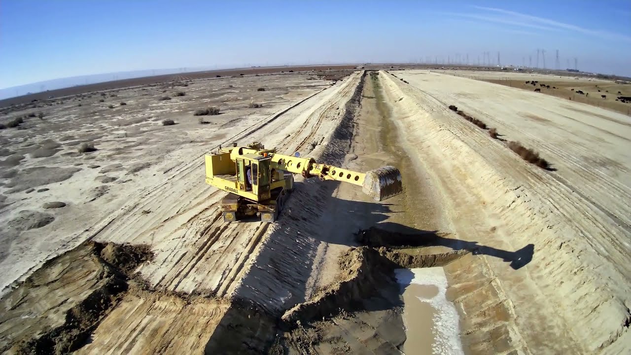 Gradall 880 E Cleaning a canal. - YouTube