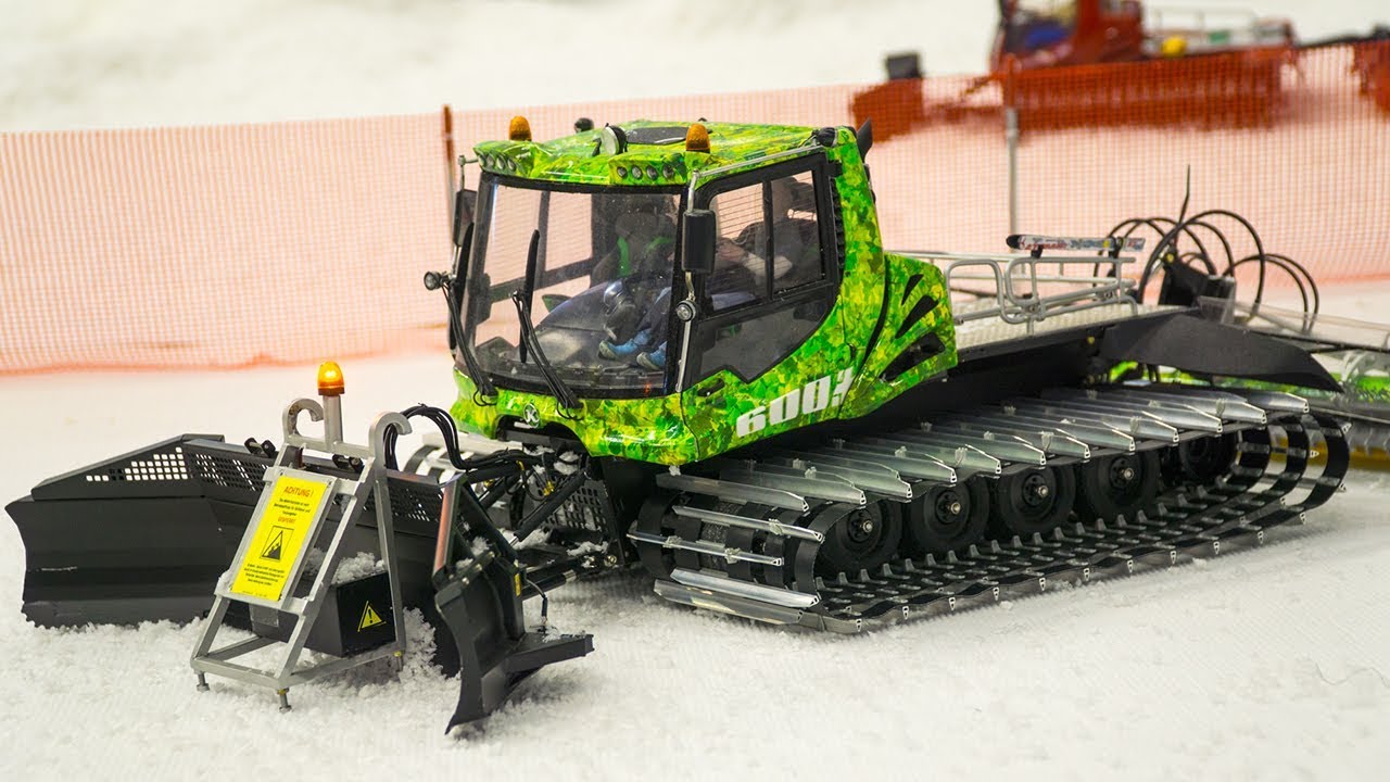 RC PISTENBULLY ACTION & HARD WORK IN THE SNOW | INTERMODELLBAU 2019 ...