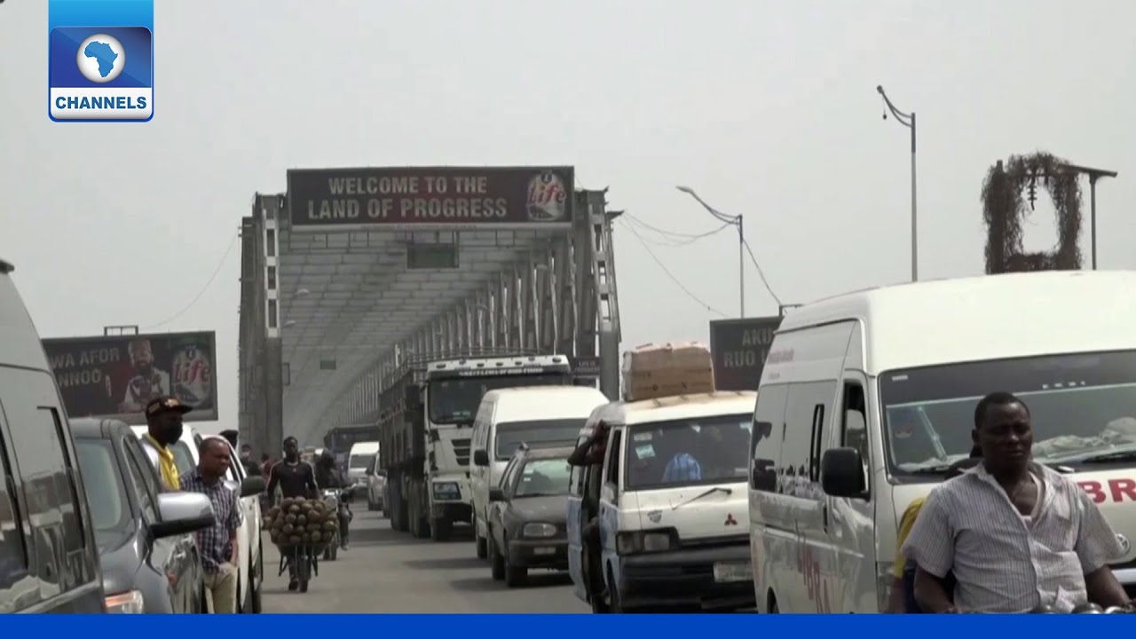 Tackling Niger Bridge Traffic Jam Amid Yuletide Celebrations - YouTube