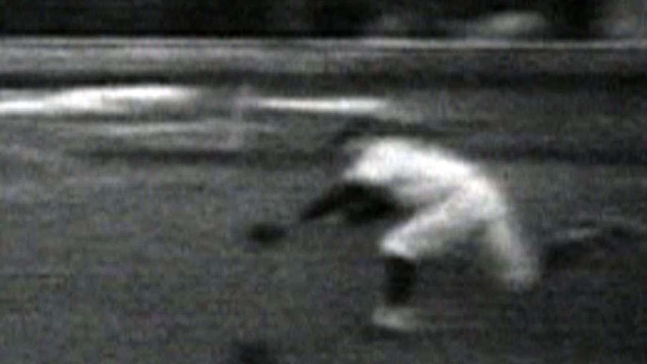 LAD@MIN: Allison makes an amazing backhand catch - YouTube