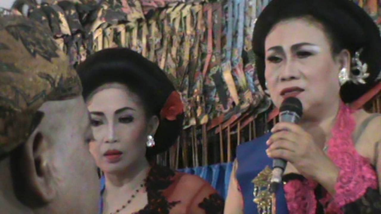 Sinden Pertunjukan Wayang - YouTube