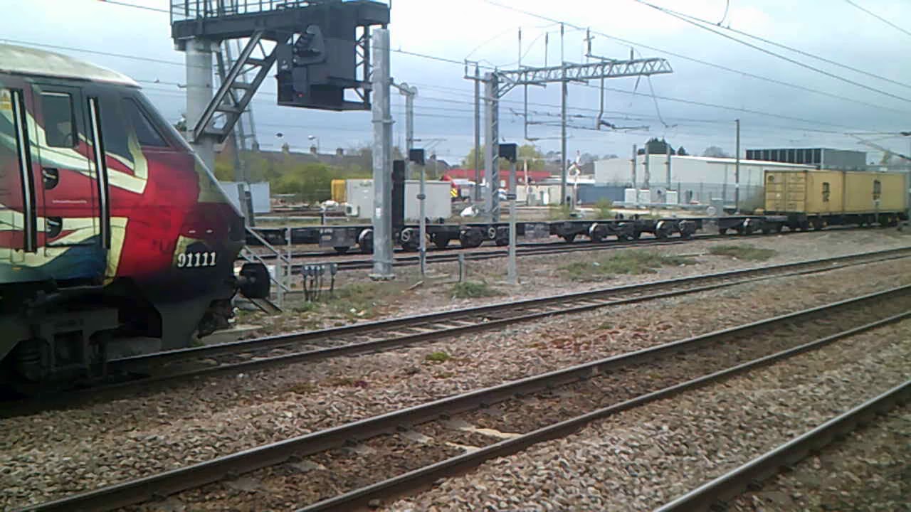 class 66777 and 91111 at Peterbough station - YouTube