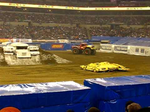 Indianapolis Monster Jam - Raminator - YouTube