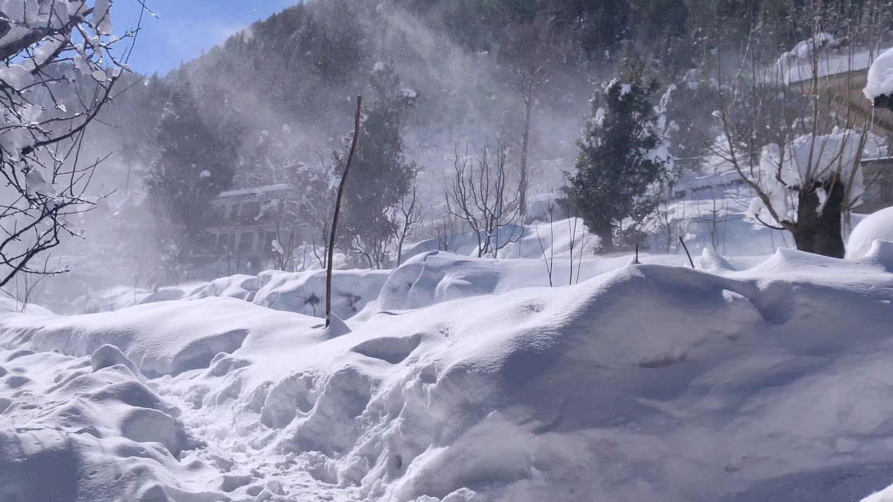 Himalaya || Winds blowing away powder snow || Beautiful Manali ...