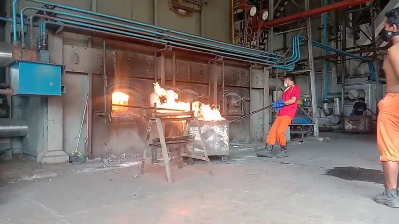 Proses Pengorekan abu Dan bara dalam dapur boiler oleh operator boiler ...