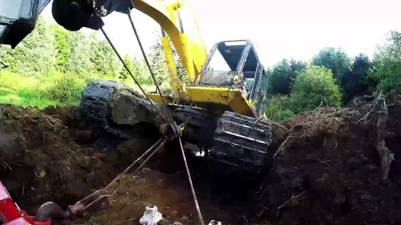 Komatsu Excavator Stuck in Mud Great Team Work - YouTube