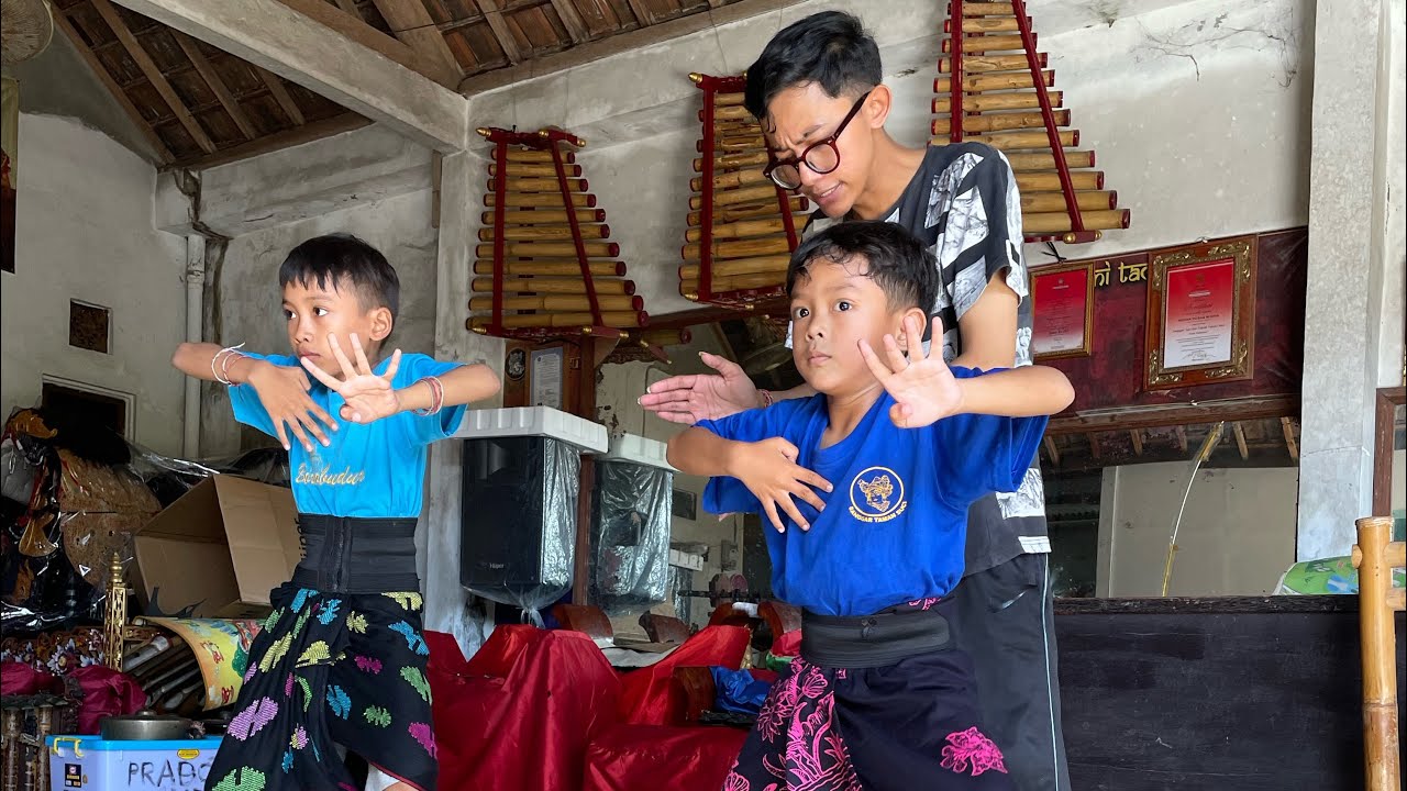 Baris Tunggal (GungBagus & GungRaja) - YouTube
