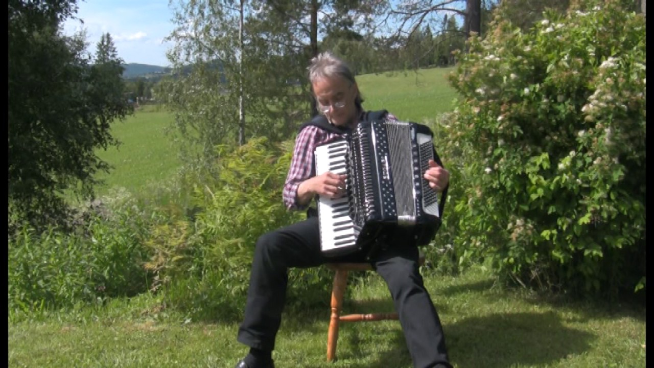 Dragspelsmusik i trädgården - YouTube