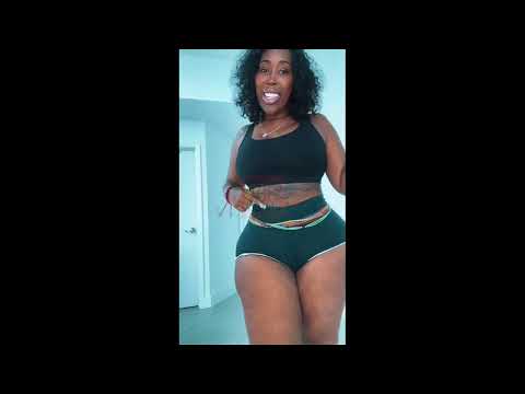 PLUS SIZE MODEL ZMEENAORR  ON IG LIVE