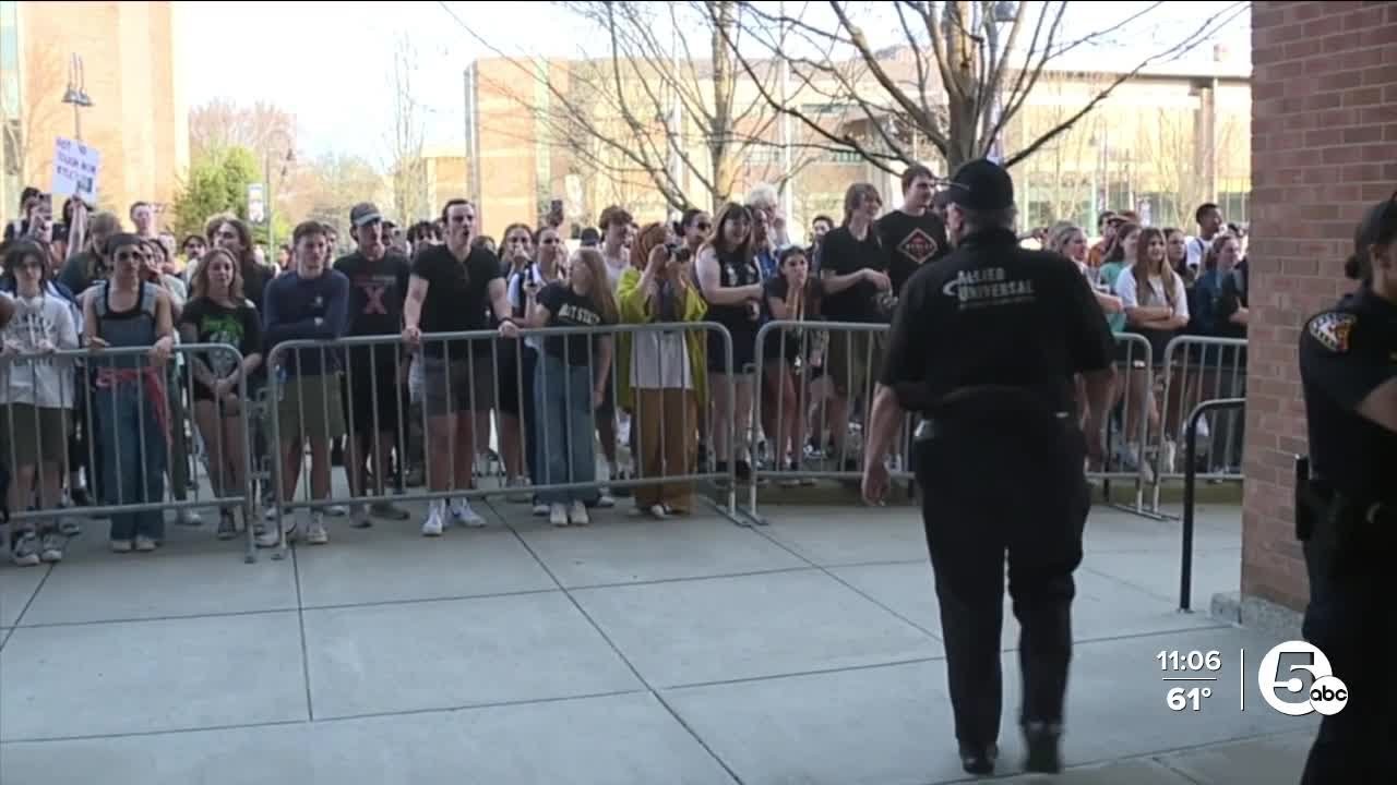 Hundreds at Kent State campus protest Kyle Rittenhouse visit - YouTube