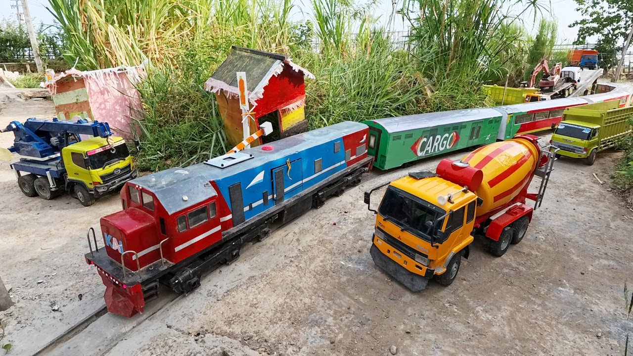 Kereta Api Lokomotif CC201 RC Hampir Anjlok Menabrak Truk Tronton Oleng ...