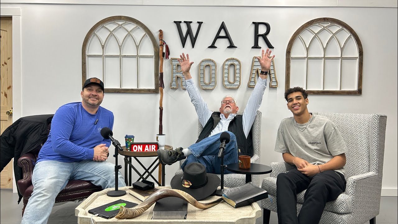 Marcus Owens and the other watchmen at 9ish - YouTube