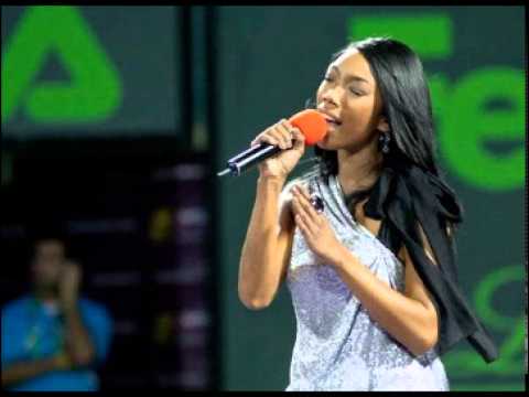 Brandy sings gospel on NYC subway and no one notices - YouTube