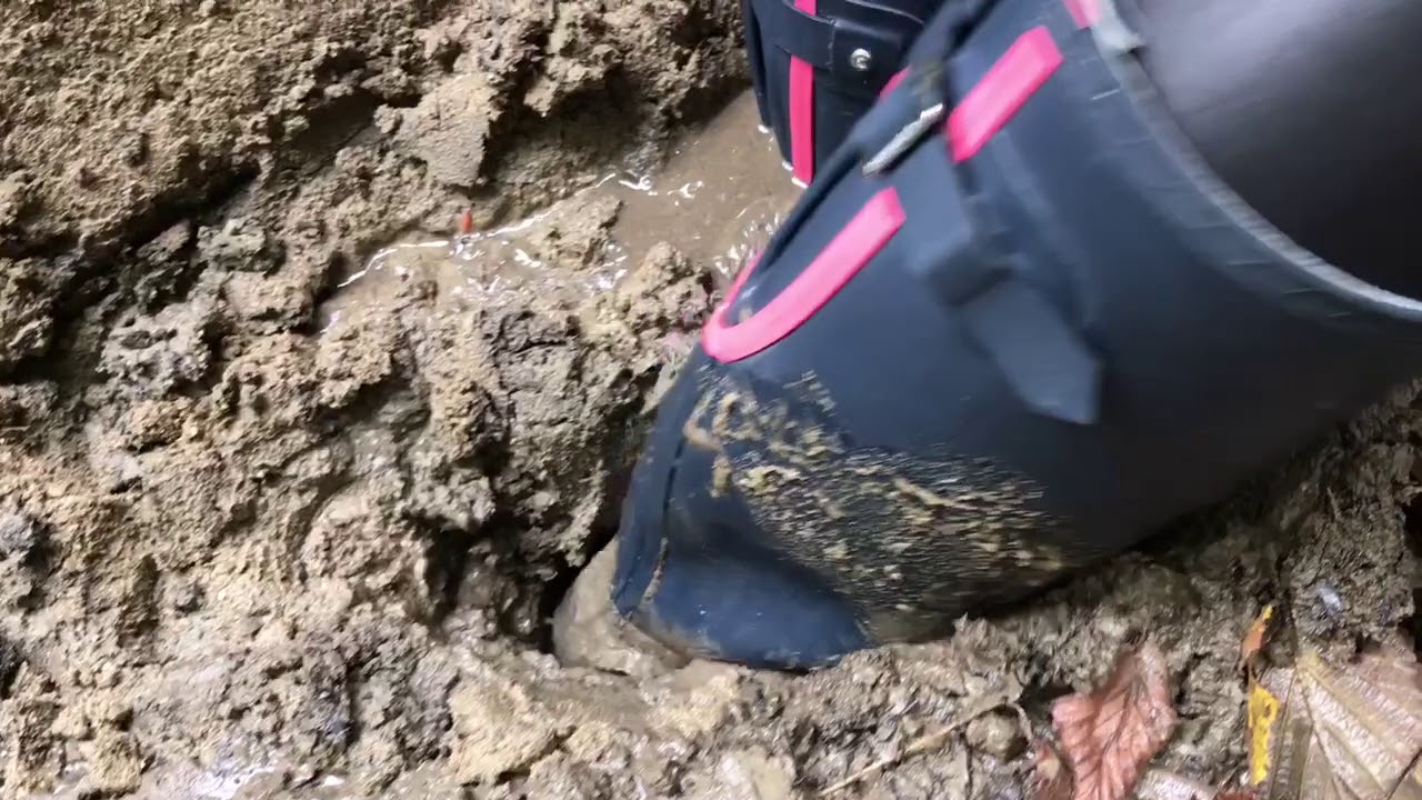 Hunter Boots Navy & Pink in mud 2 - YouTube