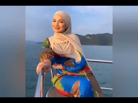 Jangan Tersenyum Tersengih Macam Kerang Busuk Ye - video Neelofa - YouTube