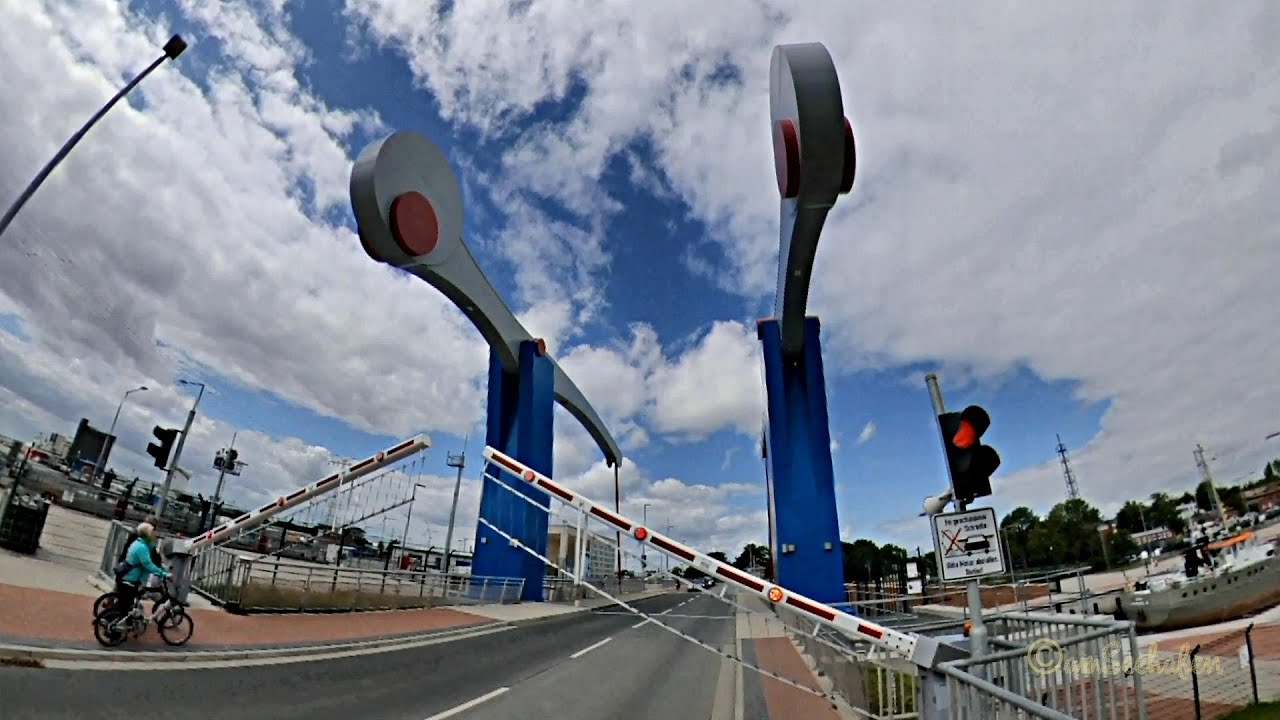 Schließen der Klappbrücke Nesserlander Schleuse Emden Port bascule lock ...