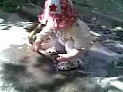 balaca   qiz    suyla   oynayir..............