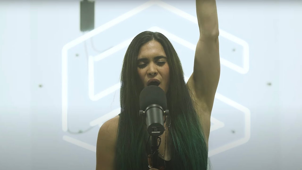 Christee Palace - Falling For You (Live Performance) - YouTube