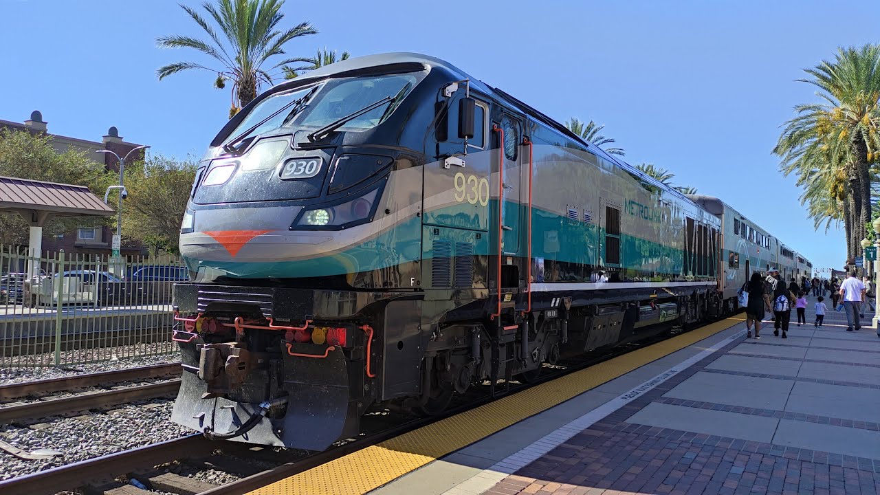 (SPECIAL) Metrolink 2017 EMD F125 Spirit #930 and 2012 Hyundai Rotem ...