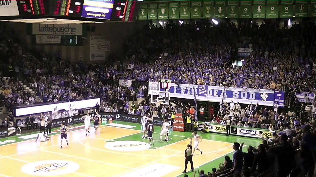 Treviso Basket vs Fortitudo BO. Abbott segna da 3 con fallo - YouTube