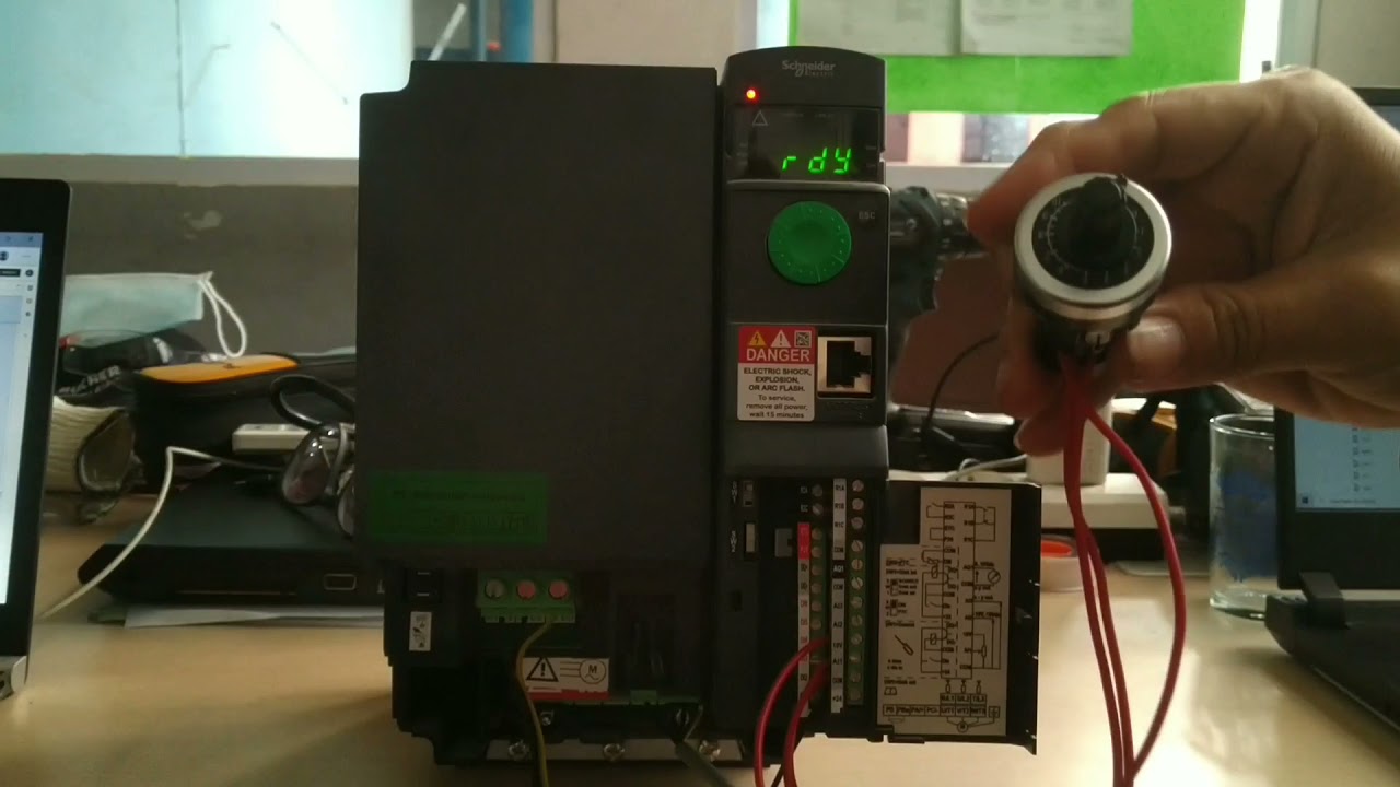 Setting speed dengan Potensio Inverter Schneider ATV320 - YouTube
