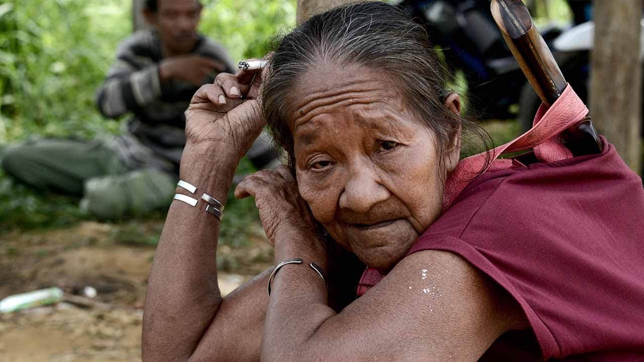 Indigenous Indonesian tribe converts to Islam for survival - YouTube