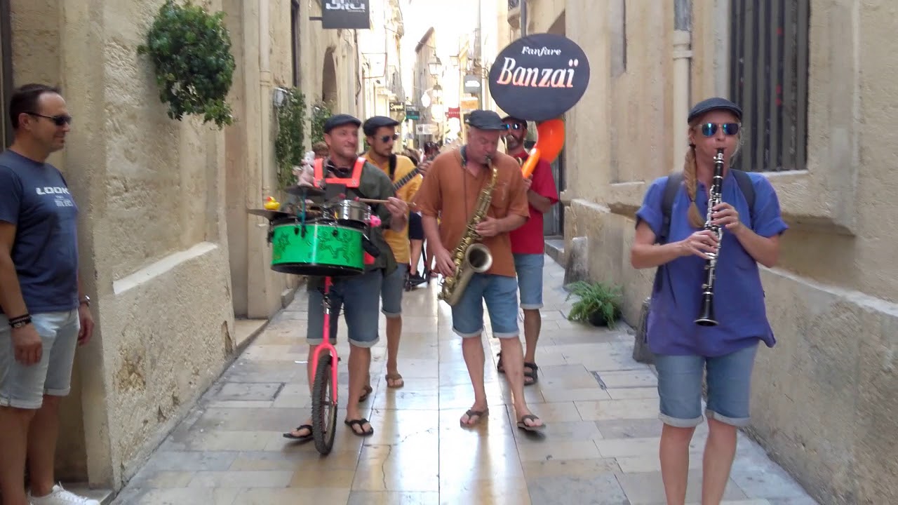 FANFARE BANZAI - La scène - YouTube