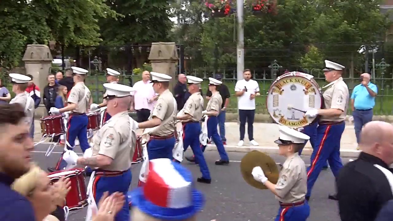 Loyalist Marching Band Plays Hymn outside Roman Catholic Church - YouTube