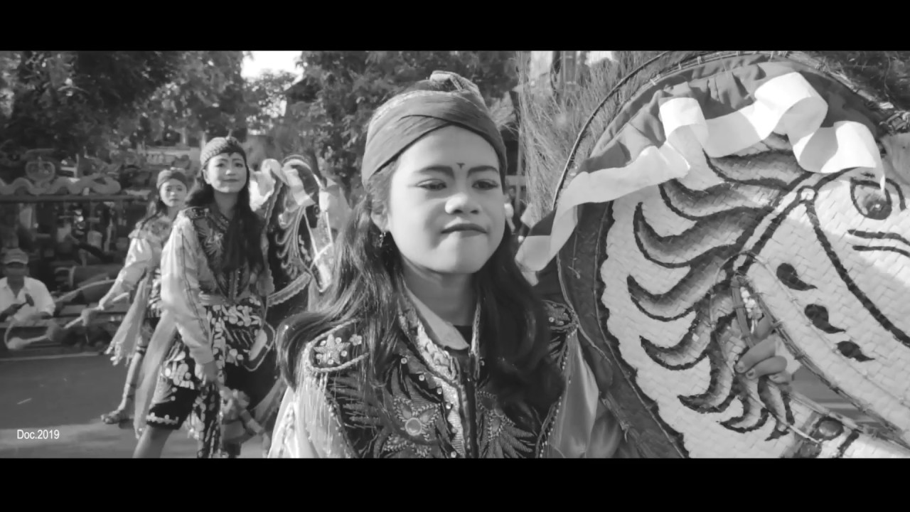 HITAM & PUTIH | CINEMA VIDEO - YouTube