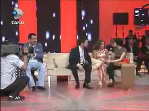 BEYAZ SHOW KONUGU YUNAN ŞARKICI KOMİK ANLAR