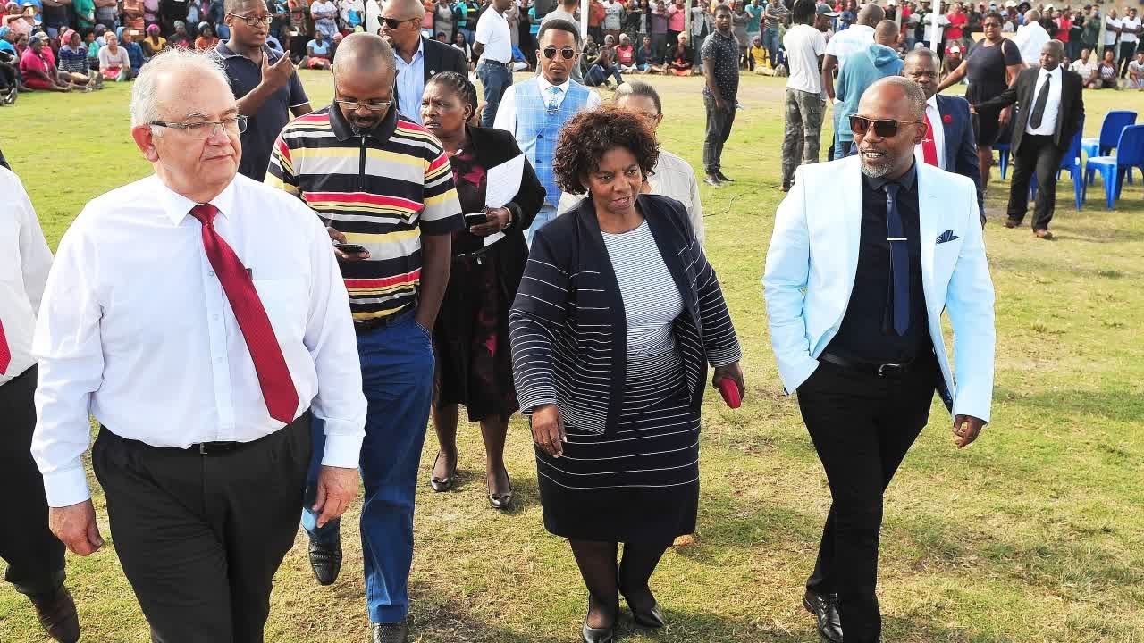 Human Settlements minister quells tension in Hermanus - YouTube
