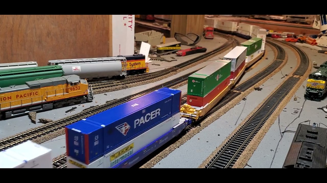 HO Stack train crossing over from main 2 to main 1 with a CSX SD70M ...