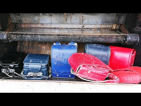 ゴミ収集車 回転板式 Garbage truck Loading a lot of randoseru bags はたらくくるま ランドセル ...