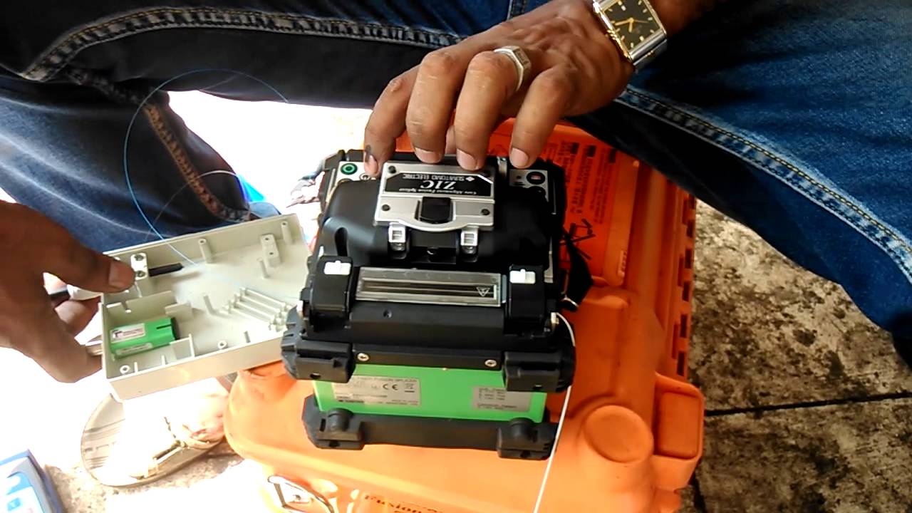 Optical fiber cable splicing - YouTube