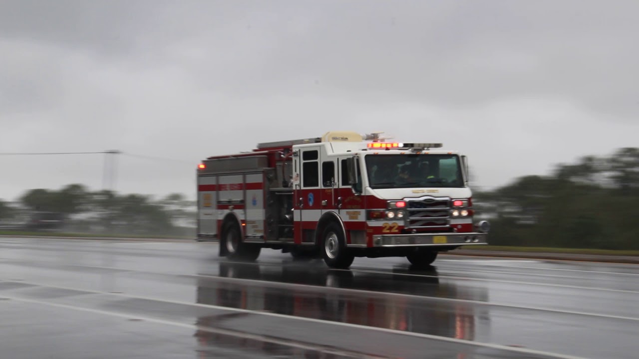 MARTIN COUNTY FIRE RESCUE ENGINE 22 RESPONDING CODE 3!!! - YouTube