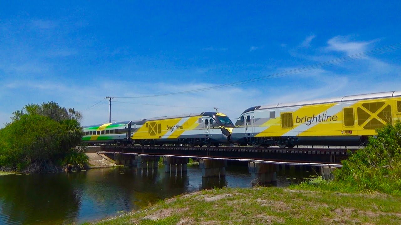 [RARE] Two Brightline trainsets on the same consist for the first time ...