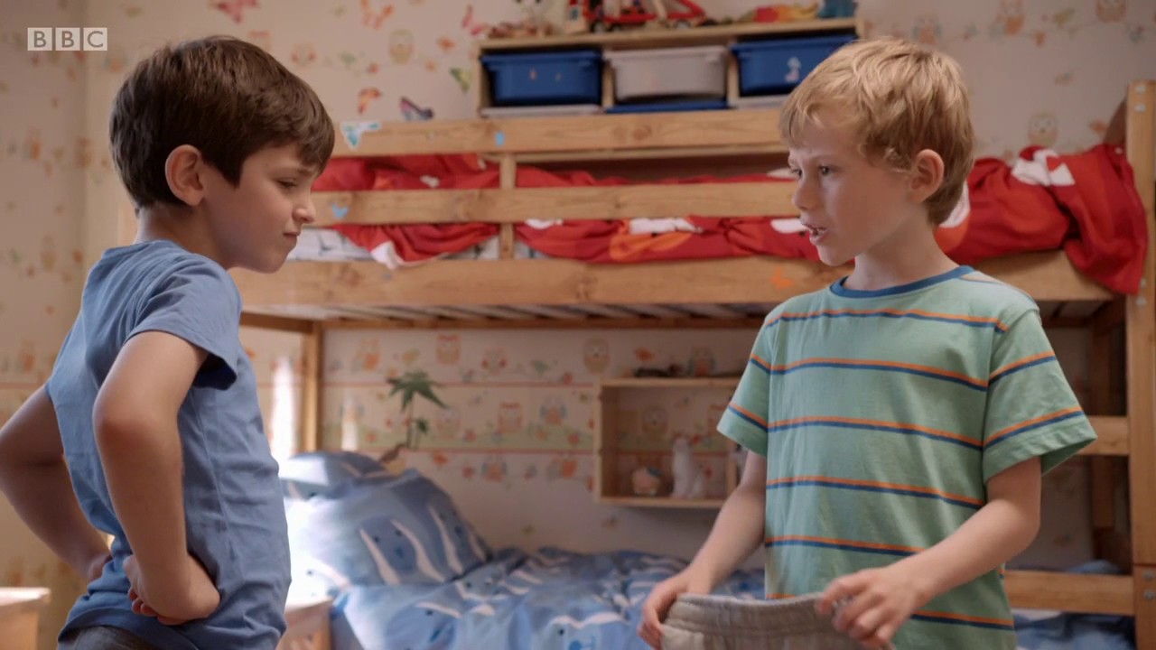 Topsy and Tim Series 1 24 Dressing Up - YouTube