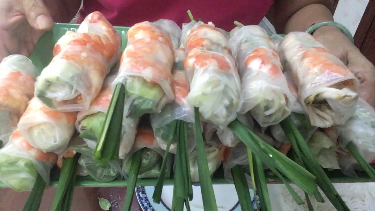 Cách làm gỏi cuốn - làm gỏi cuốn ăn mừng hết giản cách xã hội - YouTube