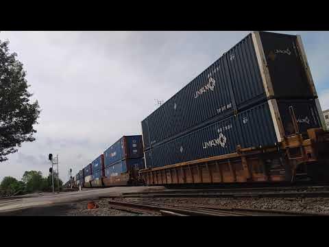 CSX Q132 With a Solo UP leader. - YouTube