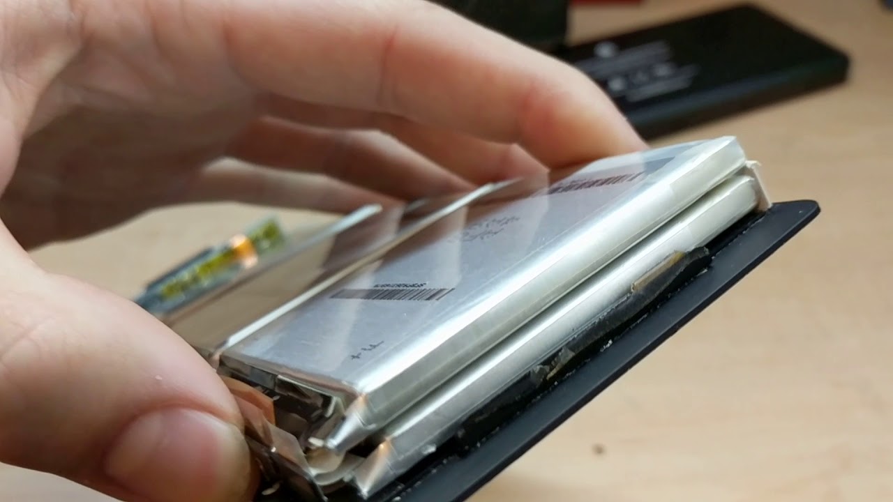 What's inside a MacBook battery? - YouTube