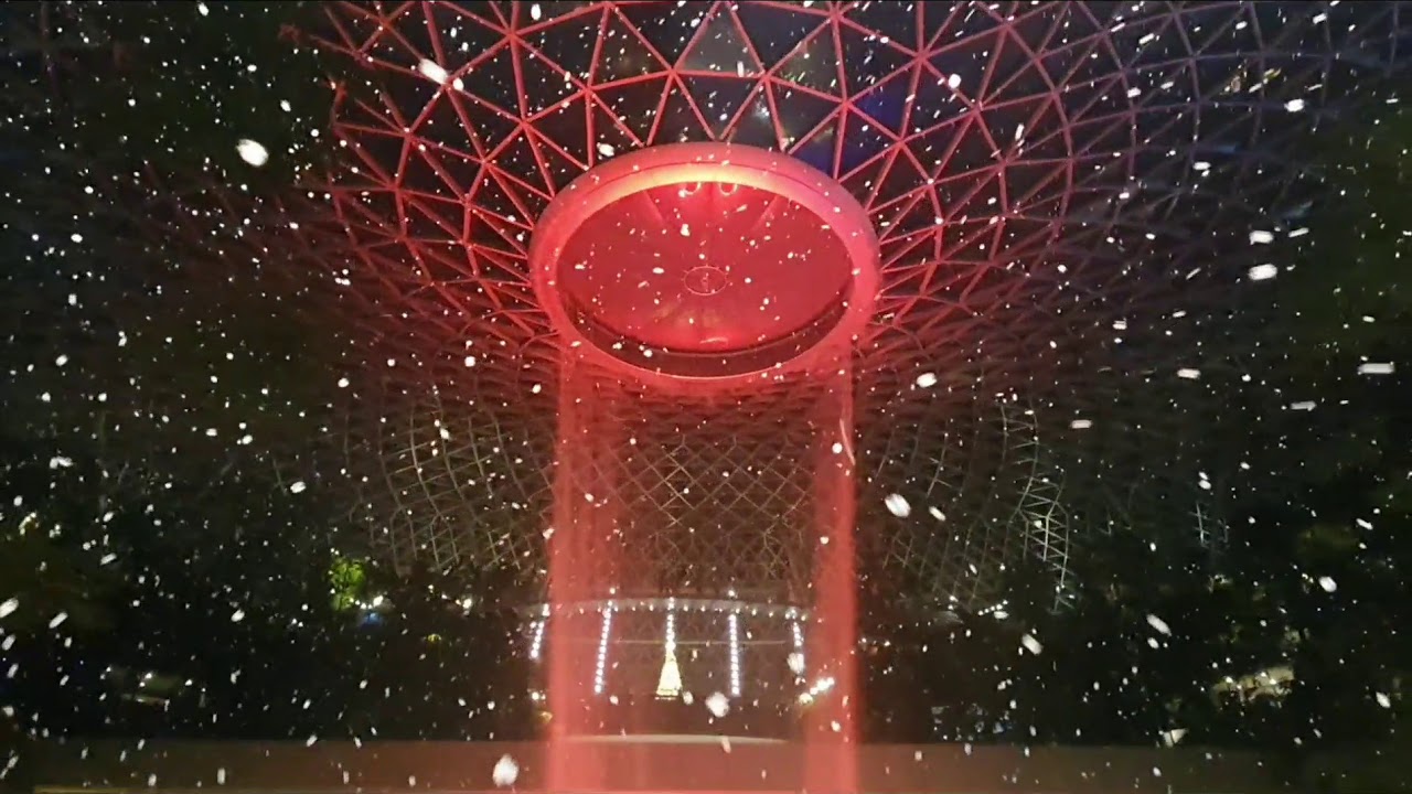 Christmas snow at Singapore Changi Airport's Jewel - YouTube