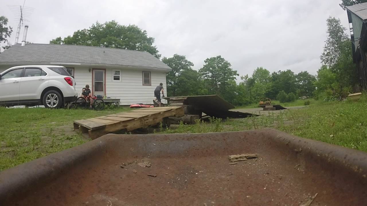 Pallet jump with the bmxs - YouTube