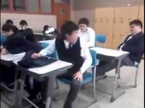 Derste öğrenciye yapılan komik şaka