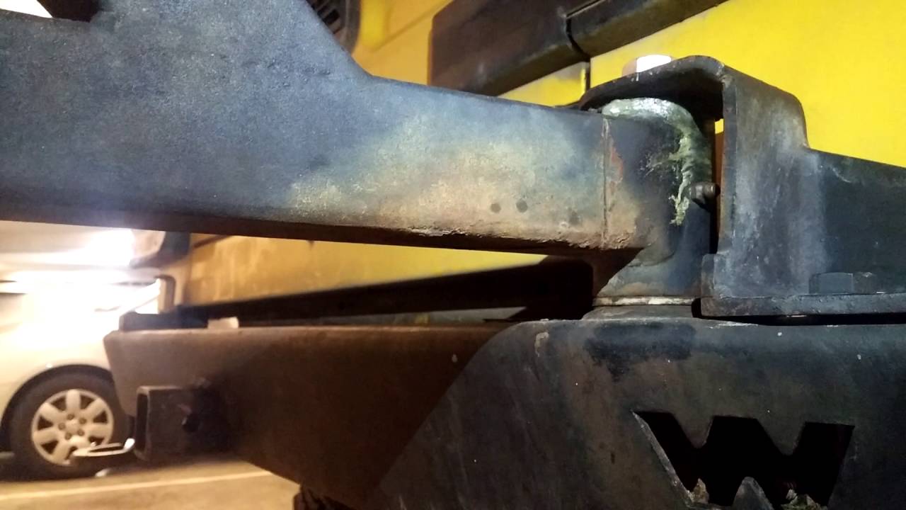 Play in bushing - YouTube